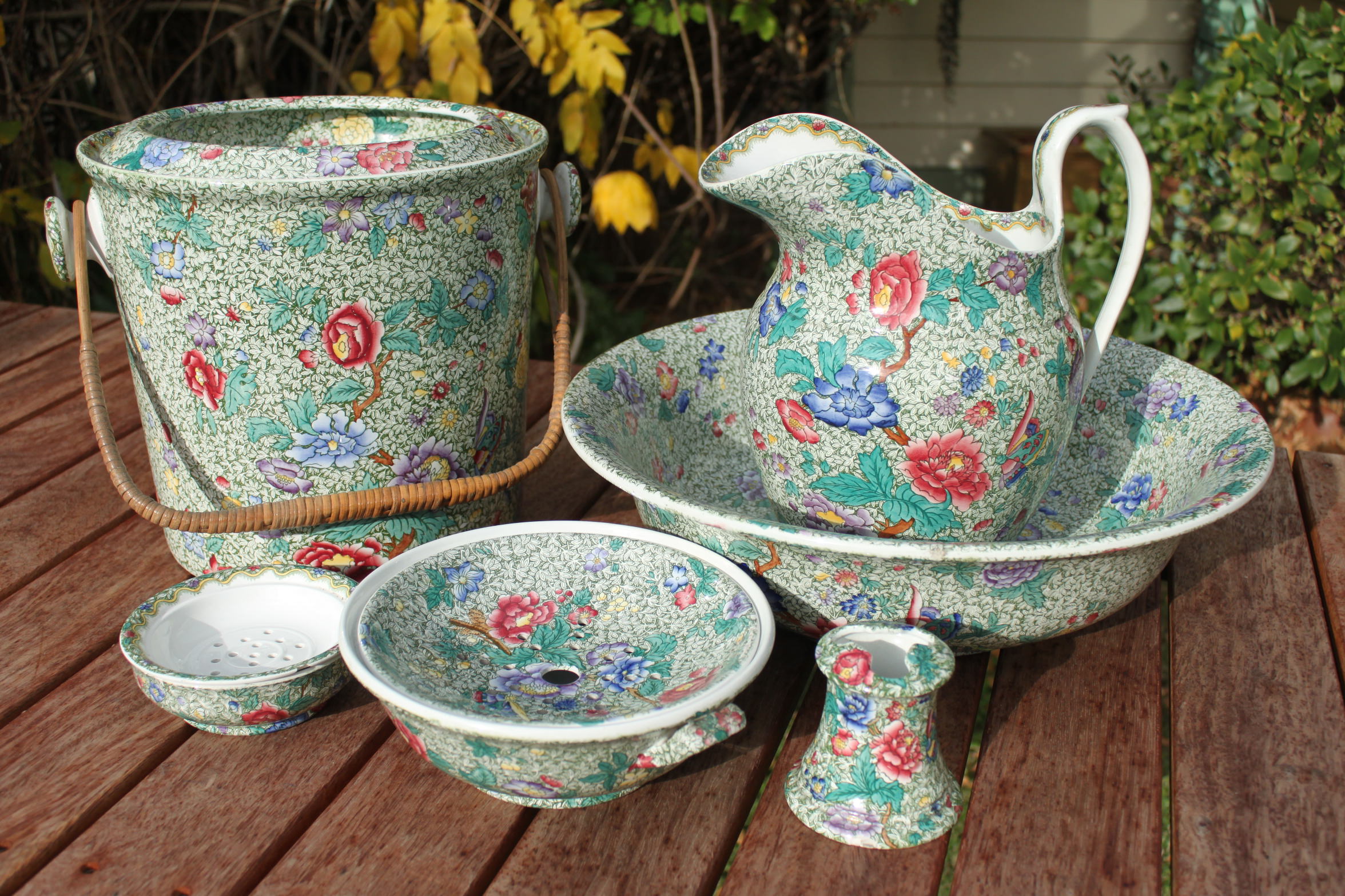 Copeland Spode 6 piece toilet set decorated with hand coloured King ...