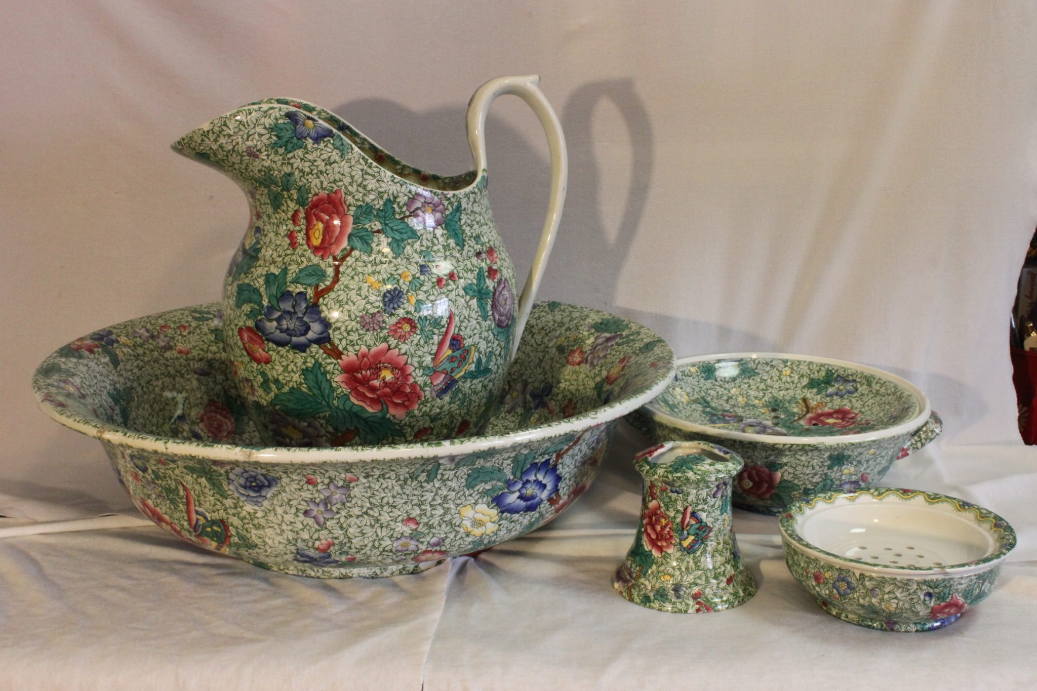 Spode 6 piece toilet set decorated with hand coloured King pattern ...