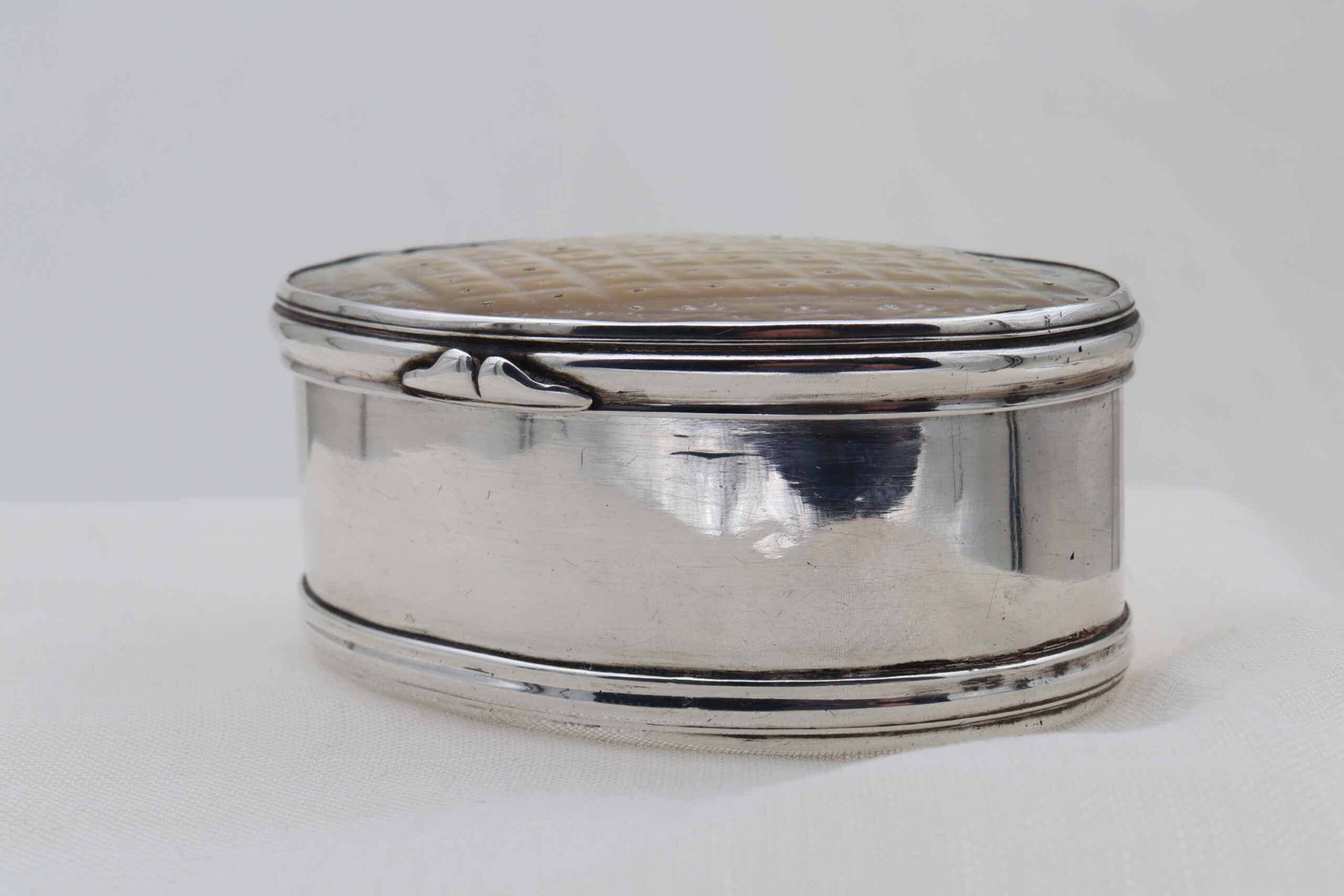 Mother of pearl and unmarked silver snuff box – China Rose Antiques